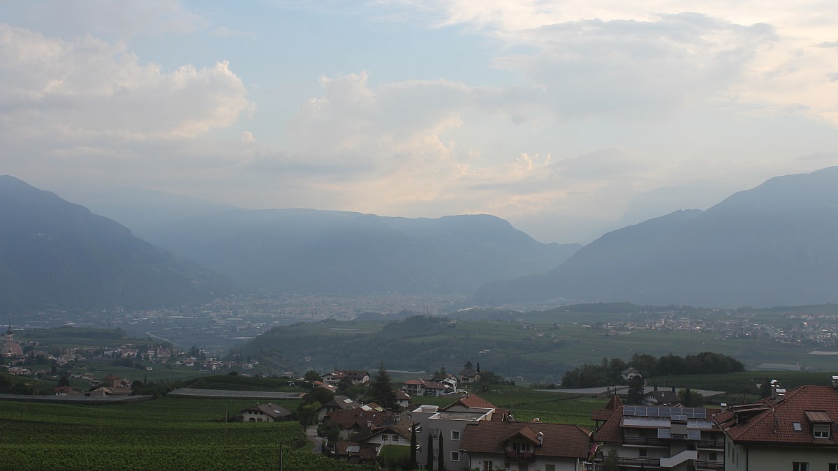 Gasthof Steinegger - Eppan Berg - Blick nach Osten - Foto-Webcam.eu