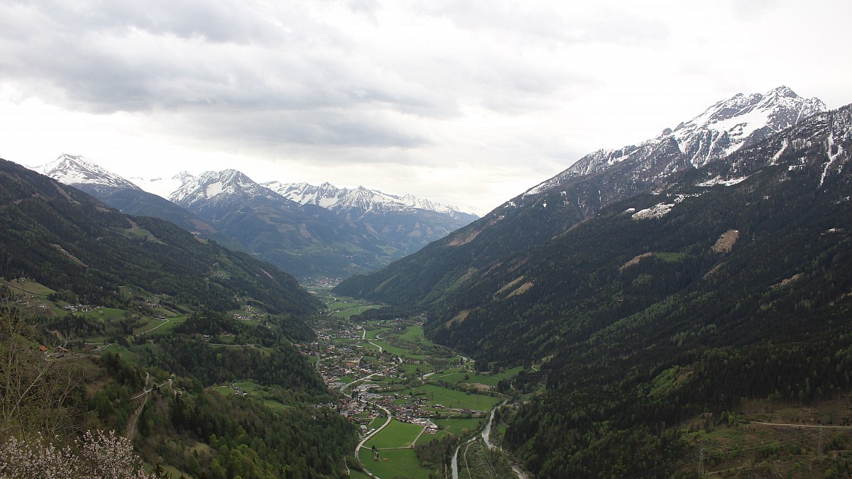 Flattach / Grafenberg - Blick zum Appartementhaus Lercher - Foto-Webcam.eu