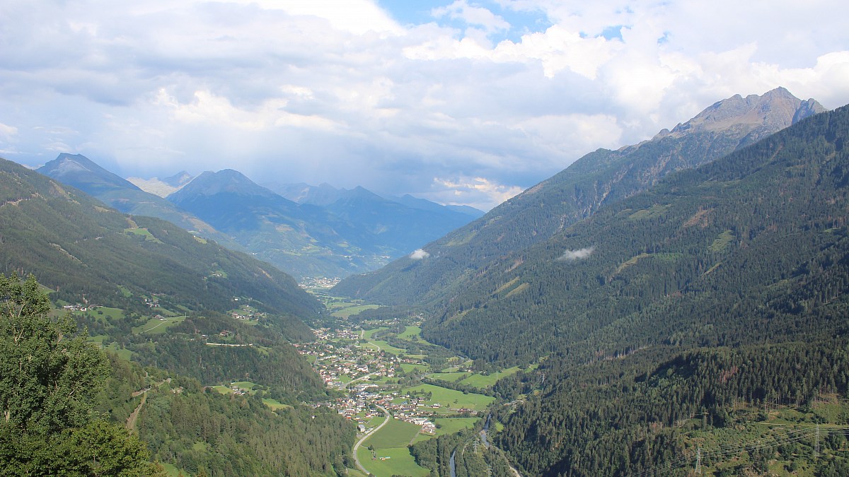 Flattach / Grafenberg - Blick zum Appartementhaus Lercher - Foto-Webcam.eu