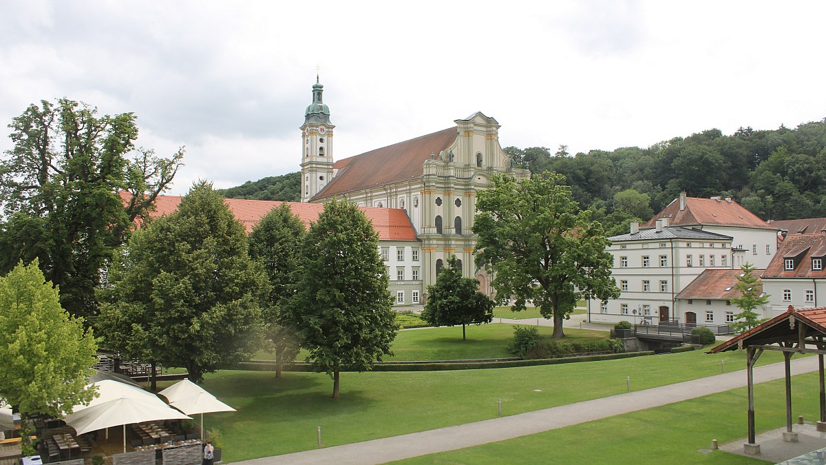 Veranstaltungsforum Fürstenfeld - Blick zur Klosterkirche - Foto-Webcam.eu