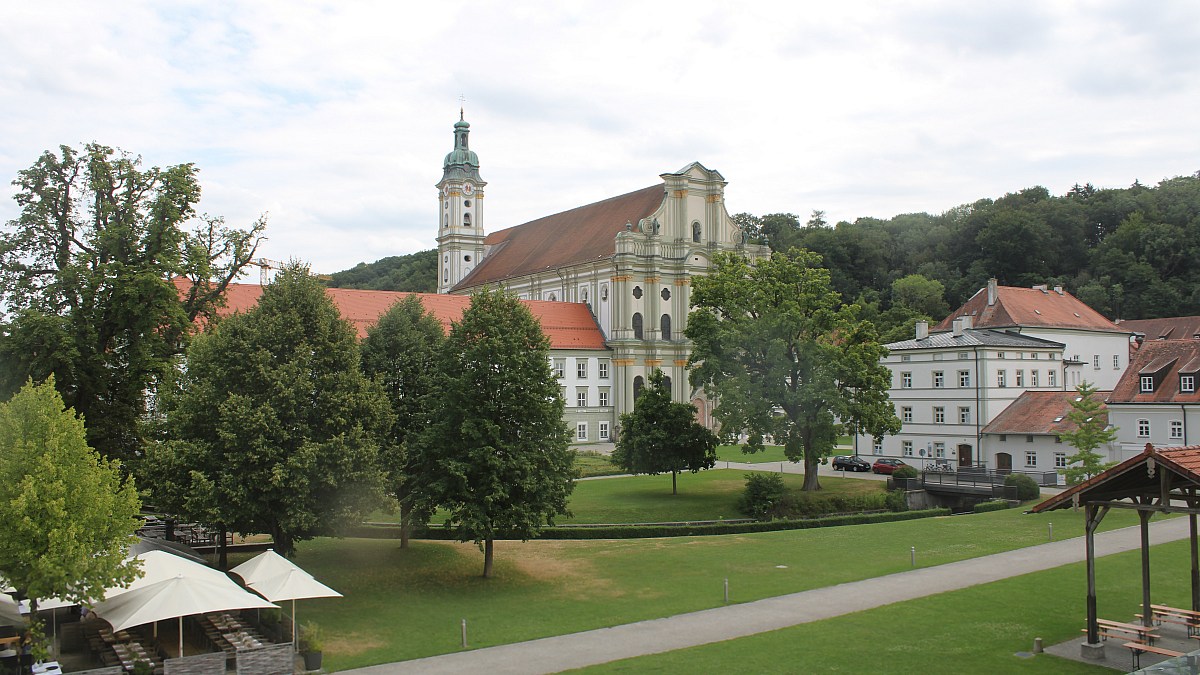 Veranstaltungsforum Fürstenfeld - Blick zur Klosterkirche - Foto-Webcam.eu
