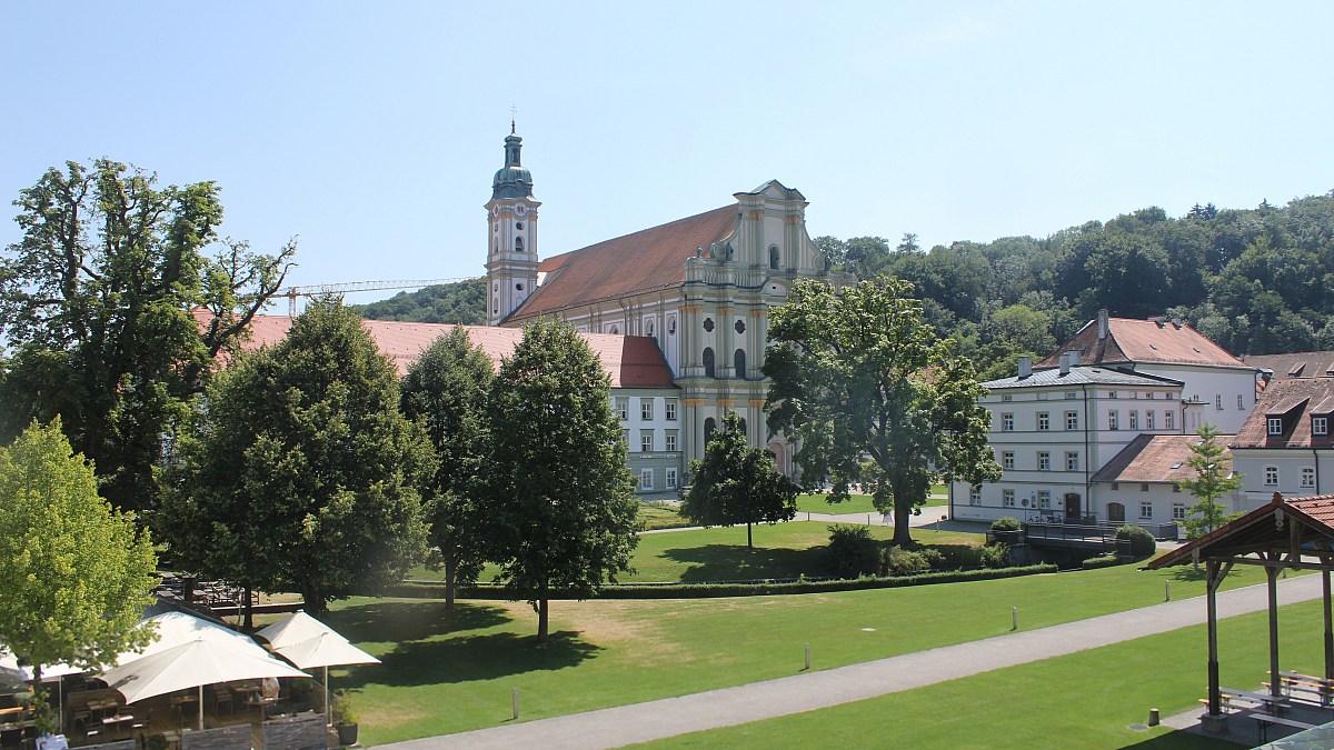Veranstaltungsforum Fürstenfeld - Blick zur Klosterkirche - Foto-Webcam.eu