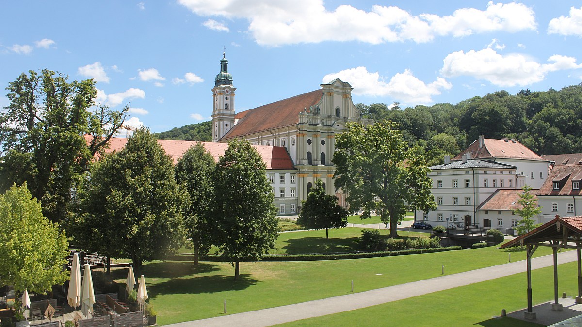 Veranstaltungsforum Fürstenfeld - Blick zur Klosterkirche - Foto-Webcam.eu
