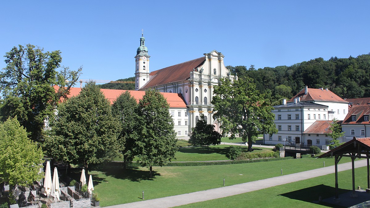 Veranstaltungsforum Fürstenfeld - Blick zur Klosterkirche - Foto-Webcam.eu