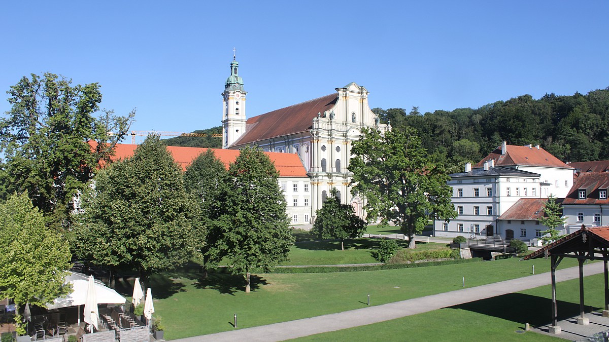 Veranstaltungsforum Fürstenfeld - Blick zur Klosterkirche - Foto-Webcam.eu