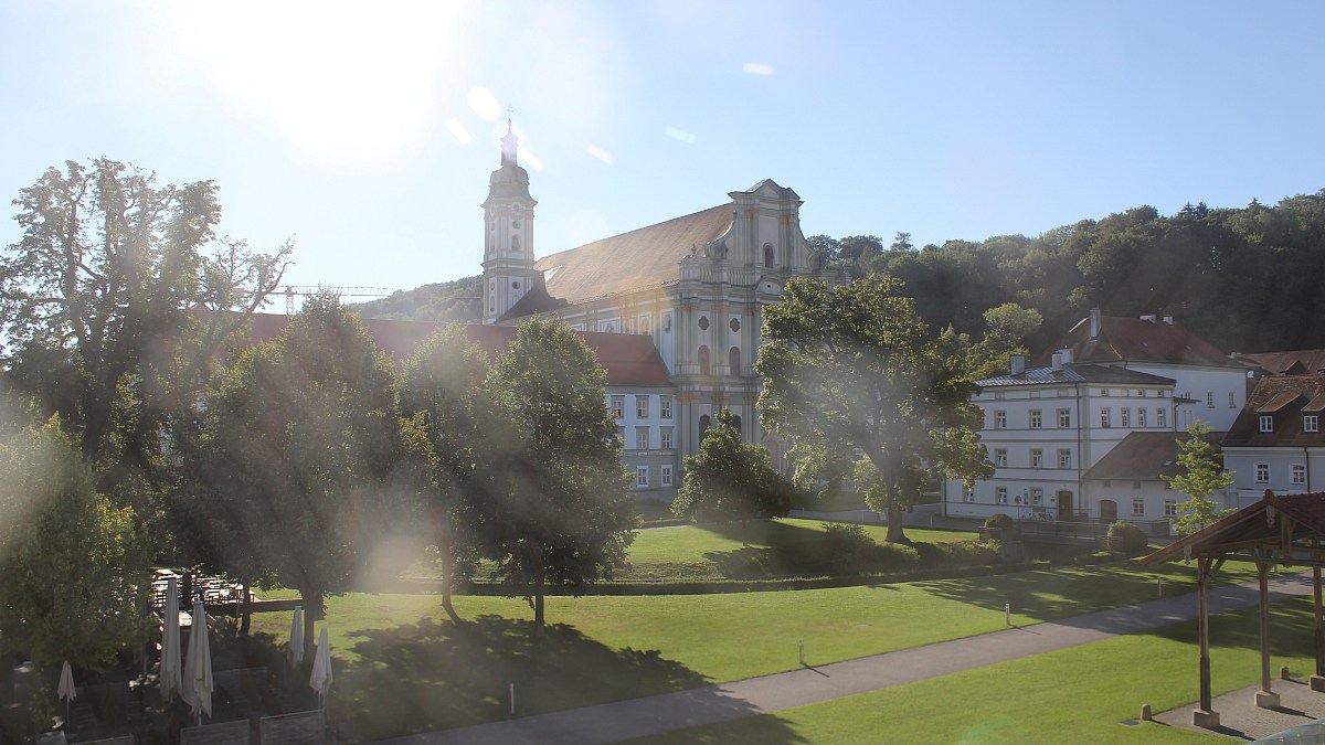 Veranstaltungsforum Fürstenfeld - Blick zur Klosterkirche - Foto-Webcam.eu