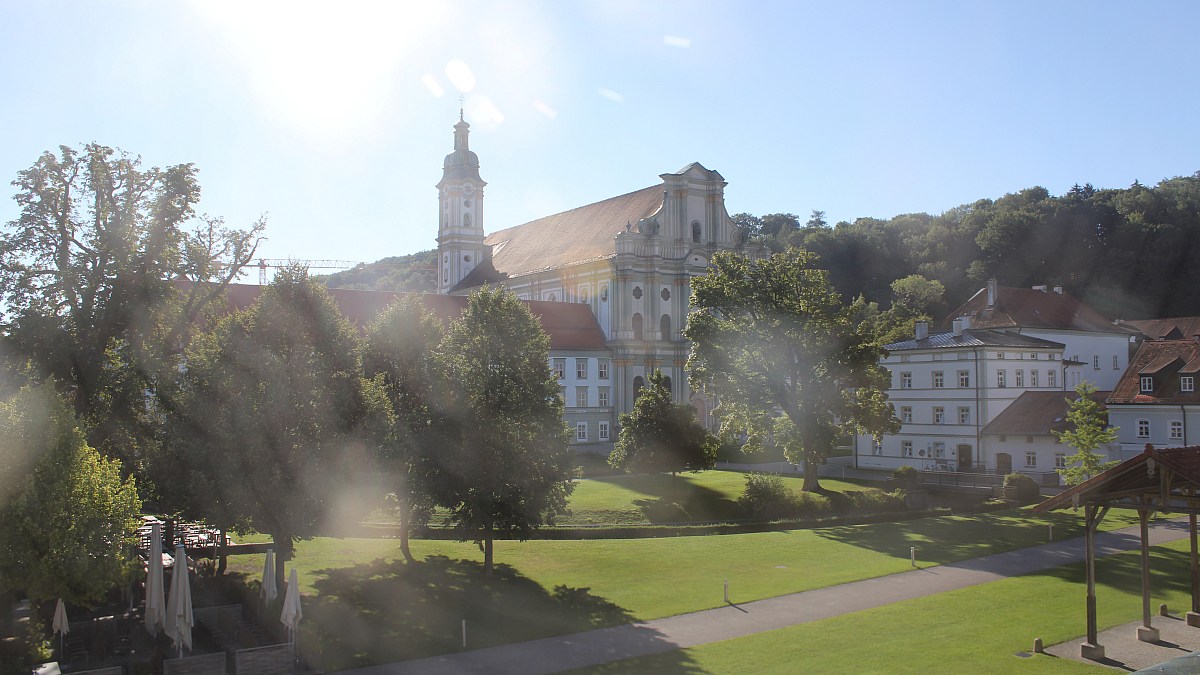 Veranstaltungsforum Fürstenfeld - Blick zur Klosterkirche - Foto-Webcam.eu