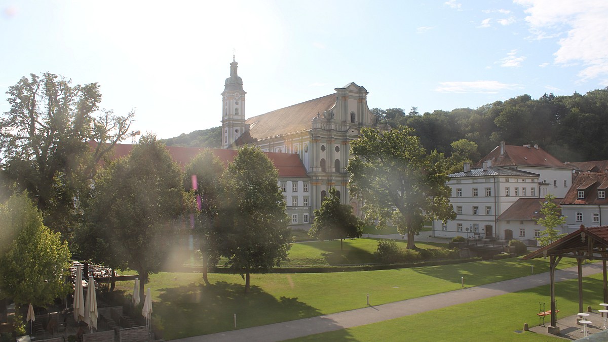 Veranstaltungsforum Fürstenfeld - Blick zur Klosterkirche - Foto-Webcam.eu