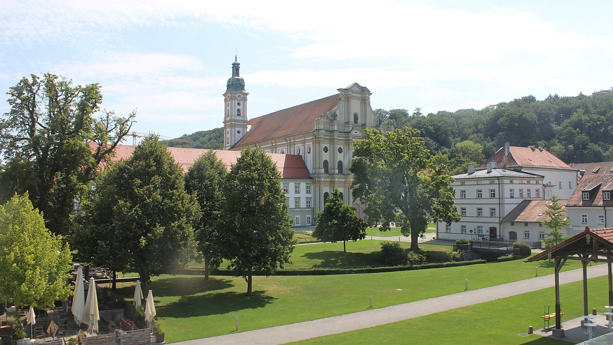 Veranstaltungsforum Fürstenfeld - Blick zur Klosterkirche - Foto-Webcam.eu