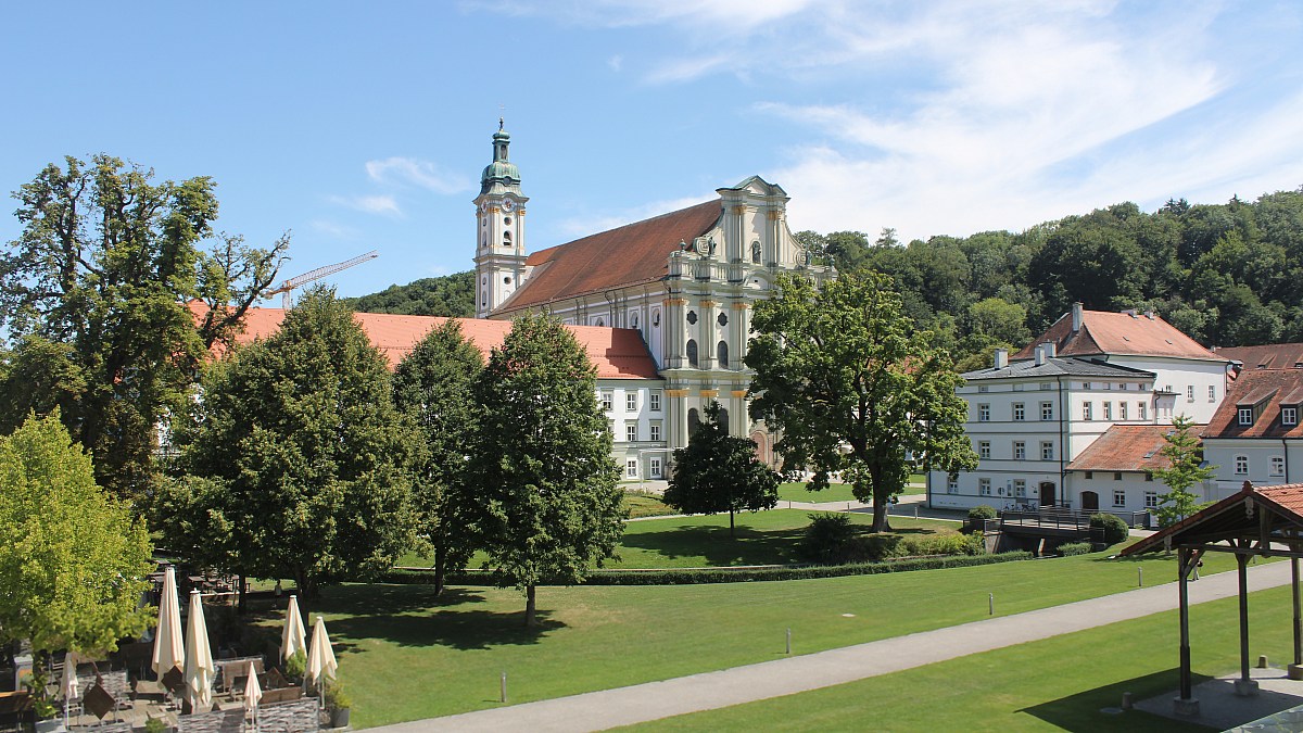 Veranstaltungsforum Fürstenfeld - Blick zur Klosterkirche - Foto-Webcam.eu