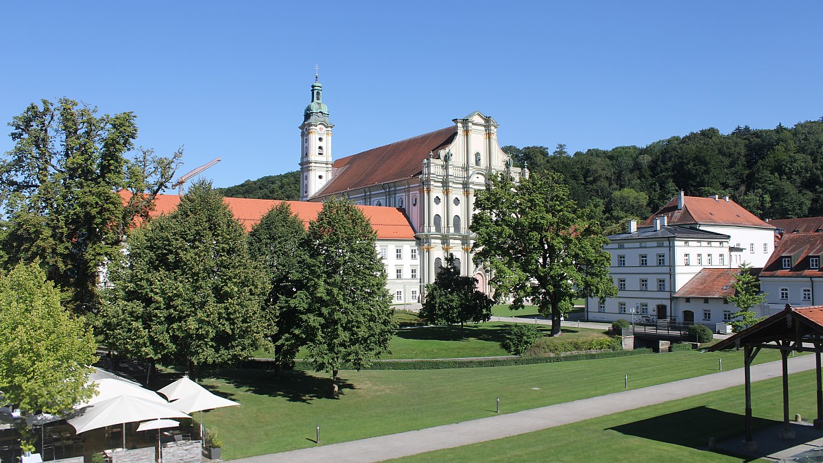 Veranstaltungsforum Fürstenfeld - Blick zur Klosterkirche - Foto-Webcam.eu