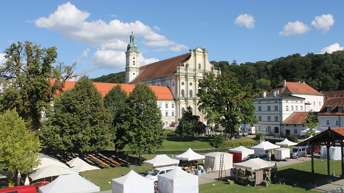 Veranstaltungsforum Fürstenfeld - Blick zur Klosterkirche - Foto-Webcam.eu