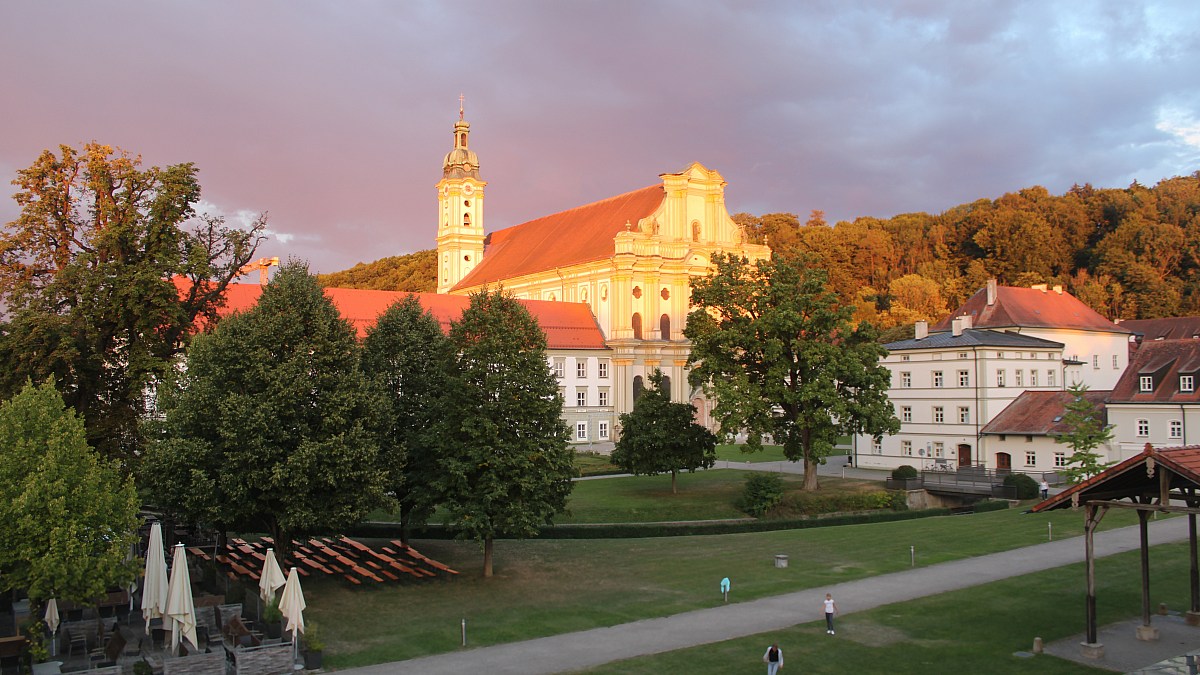 Veranstaltungsforum Fürstenfeld - Blick zur Klosterkirche - Foto-Webcam.eu