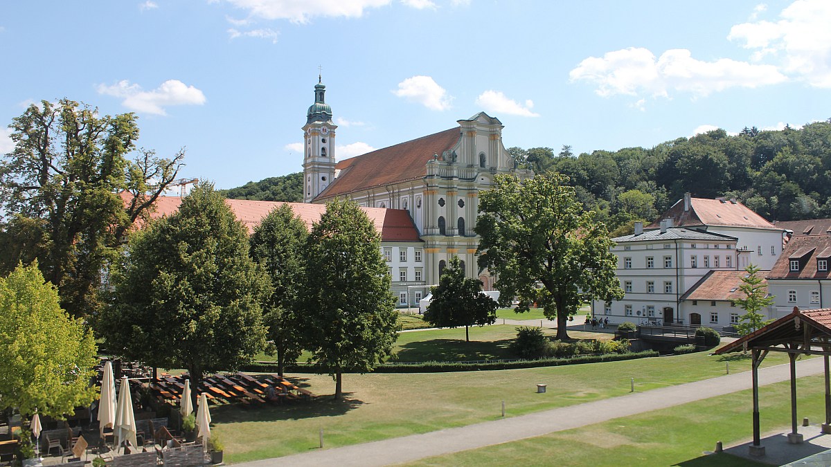 Veranstaltungsforum Fürstenfeld - Blick zur Klosterkirche - Foto-Webcam.eu