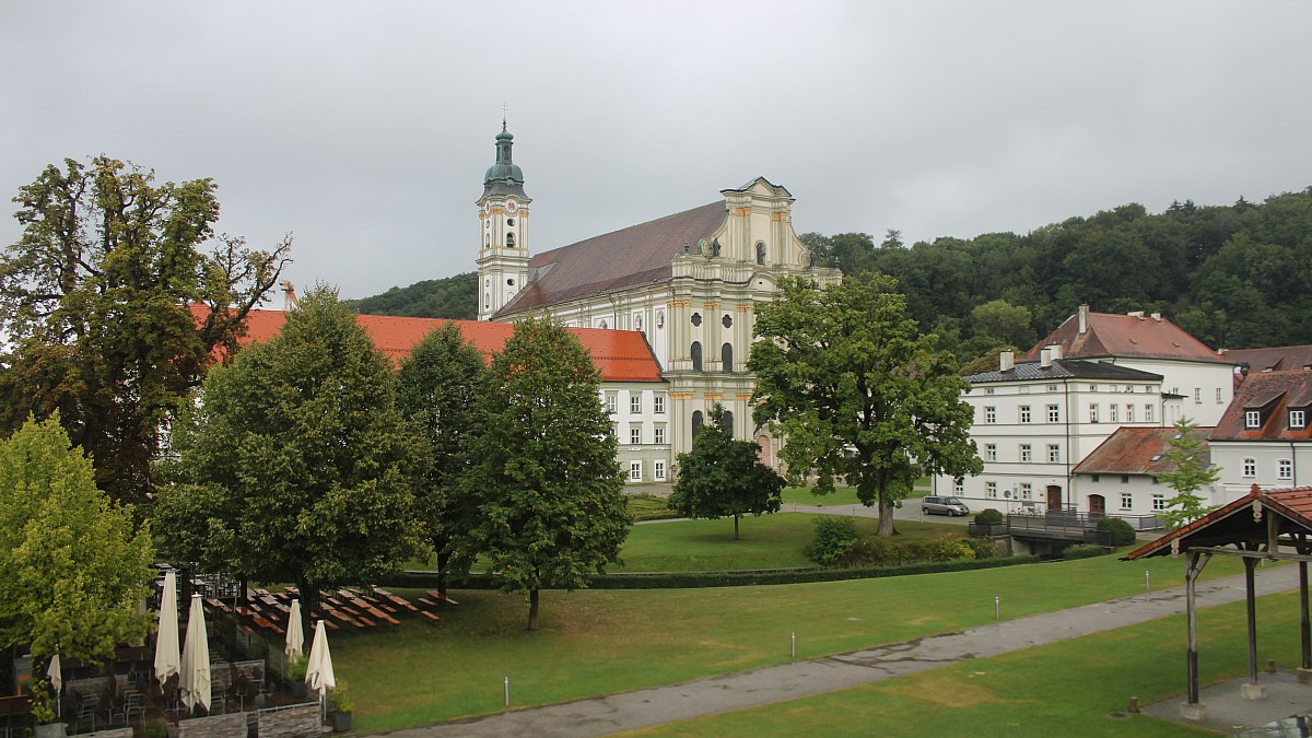 Veranstaltungsforum Fürstenfeld - Blick zur Klosterkirche - Foto-Webcam.eu
