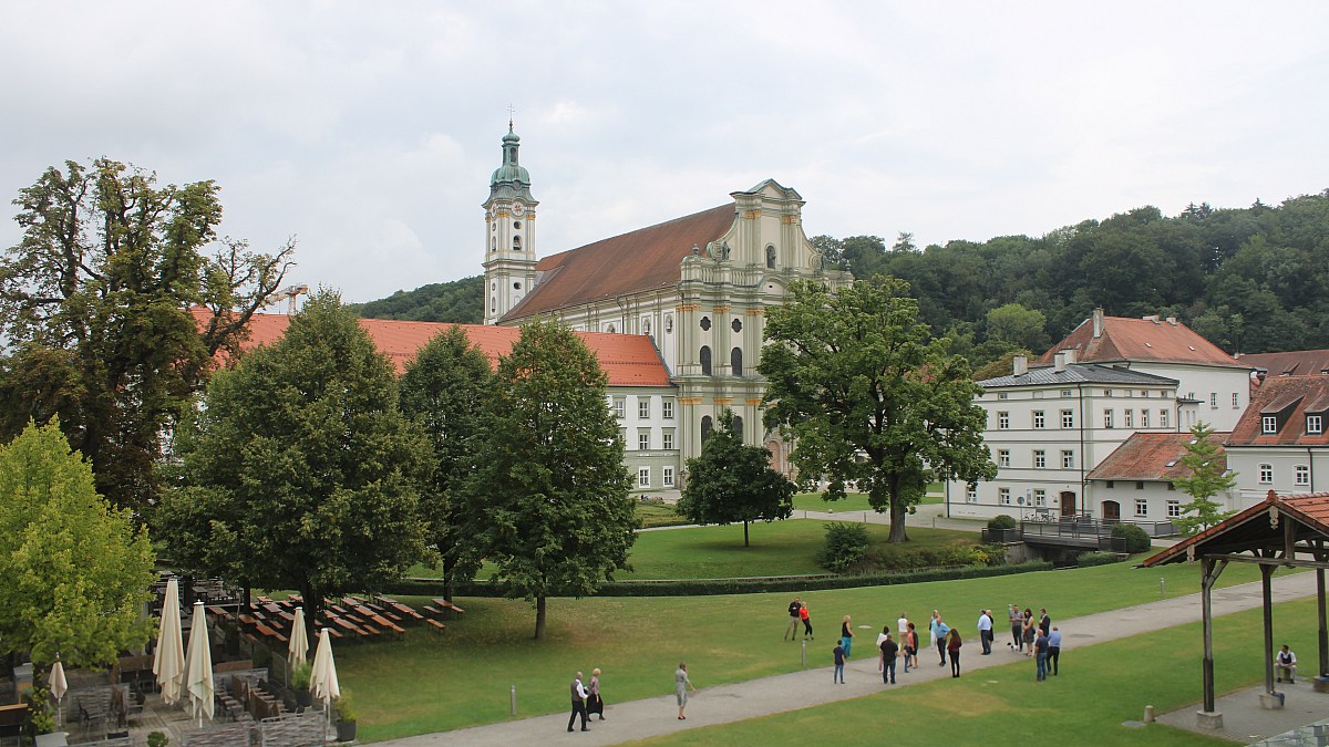 Veranstaltungsforum Fürstenfeld - Blick zur Klosterkirche - Foto-Webcam.eu