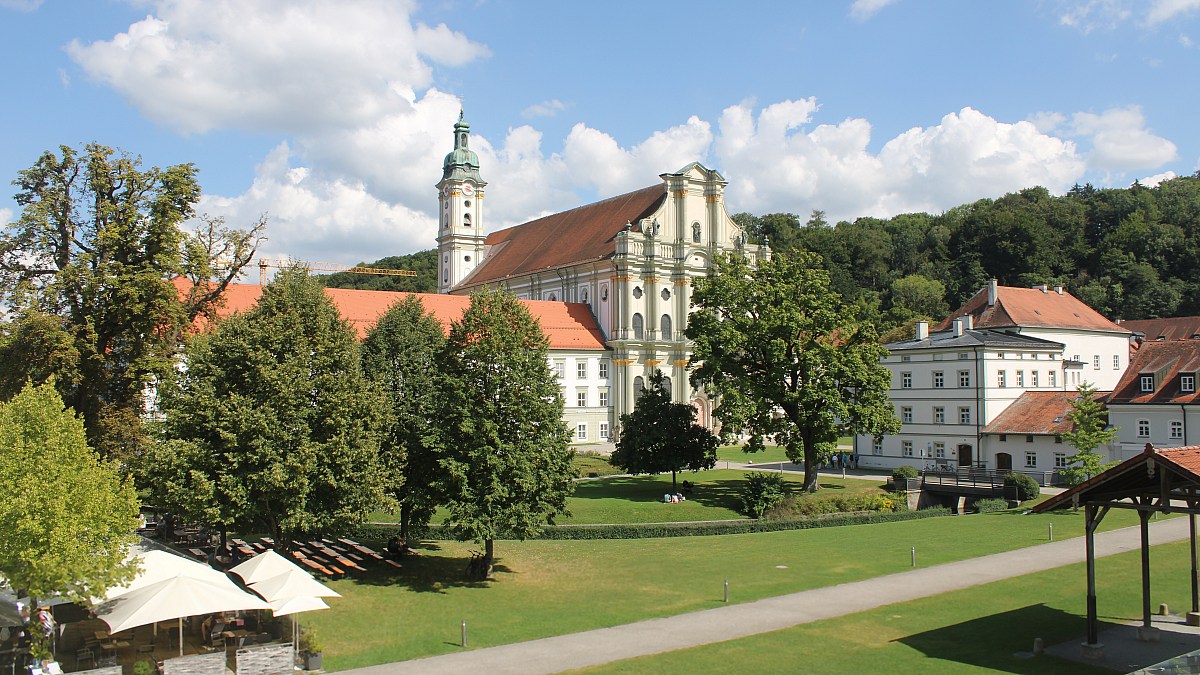 Veranstaltungsforum Fürstenfeld - Blick zur Klosterkirche - Foto-Webcam.eu