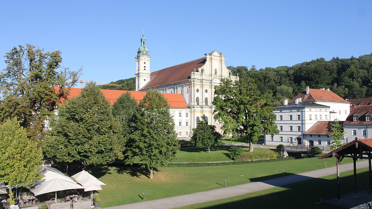 Veranstaltungsforum Fürstenfeld - Blick zur Klosterkirche - Foto-Webcam.eu