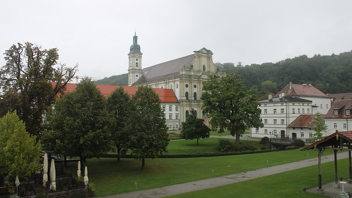 Veranstaltungsforum Fürstenfeld - Blick zur Klosterkirche - Foto-Webcam.eu
