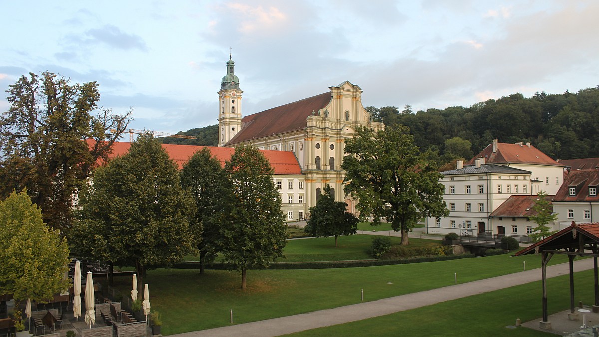 Veranstaltungsforum Fürstenfeld - Blick zur Klosterkirche - Foto-Webcam.eu