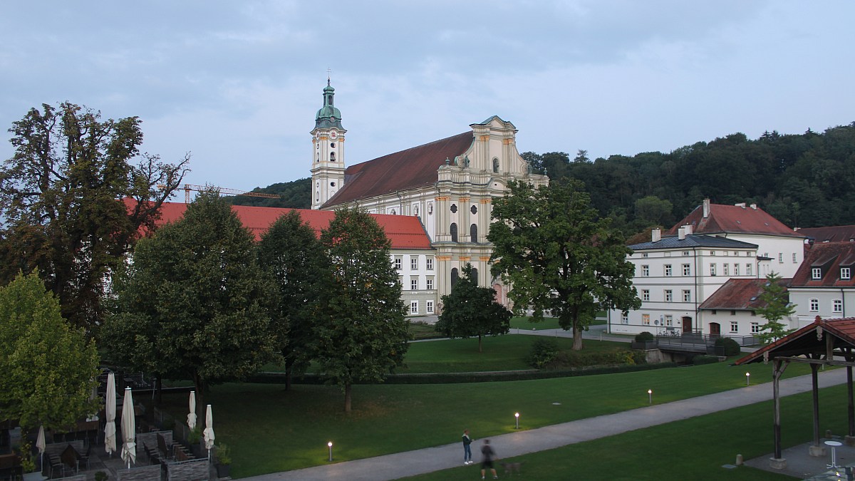 Veranstaltungsforum Fürstenfeld - Blick zur Klosterkirche - Foto-Webcam.eu