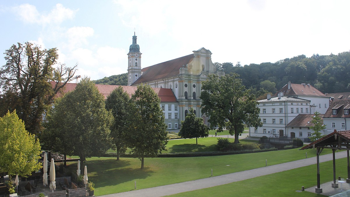 Veranstaltungsforum Fürstenfeld - Blick zur Klosterkirche - Foto-Webcam.eu