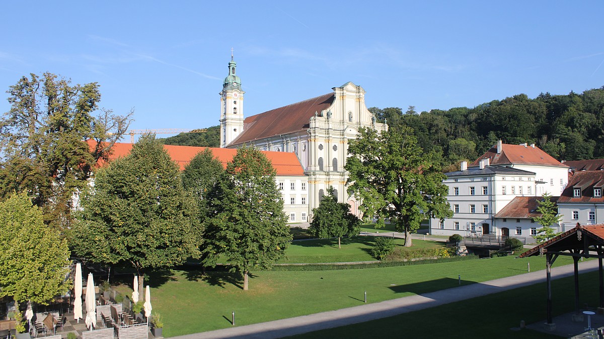 Veranstaltungsforum Fürstenfeld - Blick zur Klosterkirche - Foto-Webcam.eu