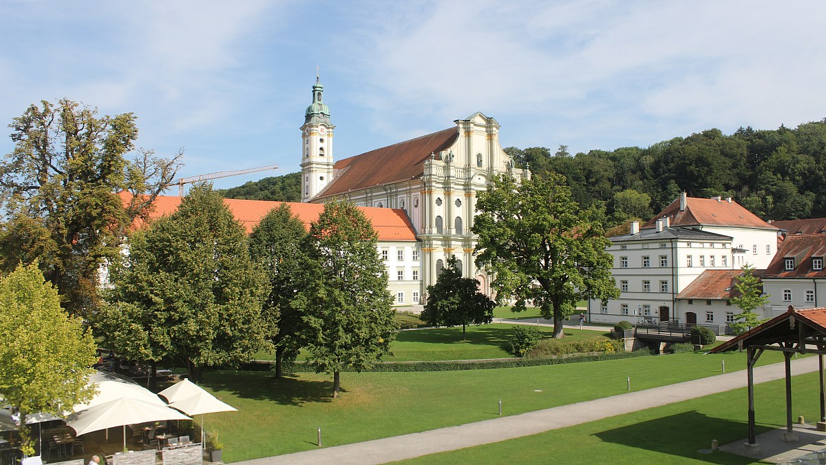 Veranstaltungsforum Fürstenfeld - Blick zur Klosterkirche - Foto-Webcam.eu