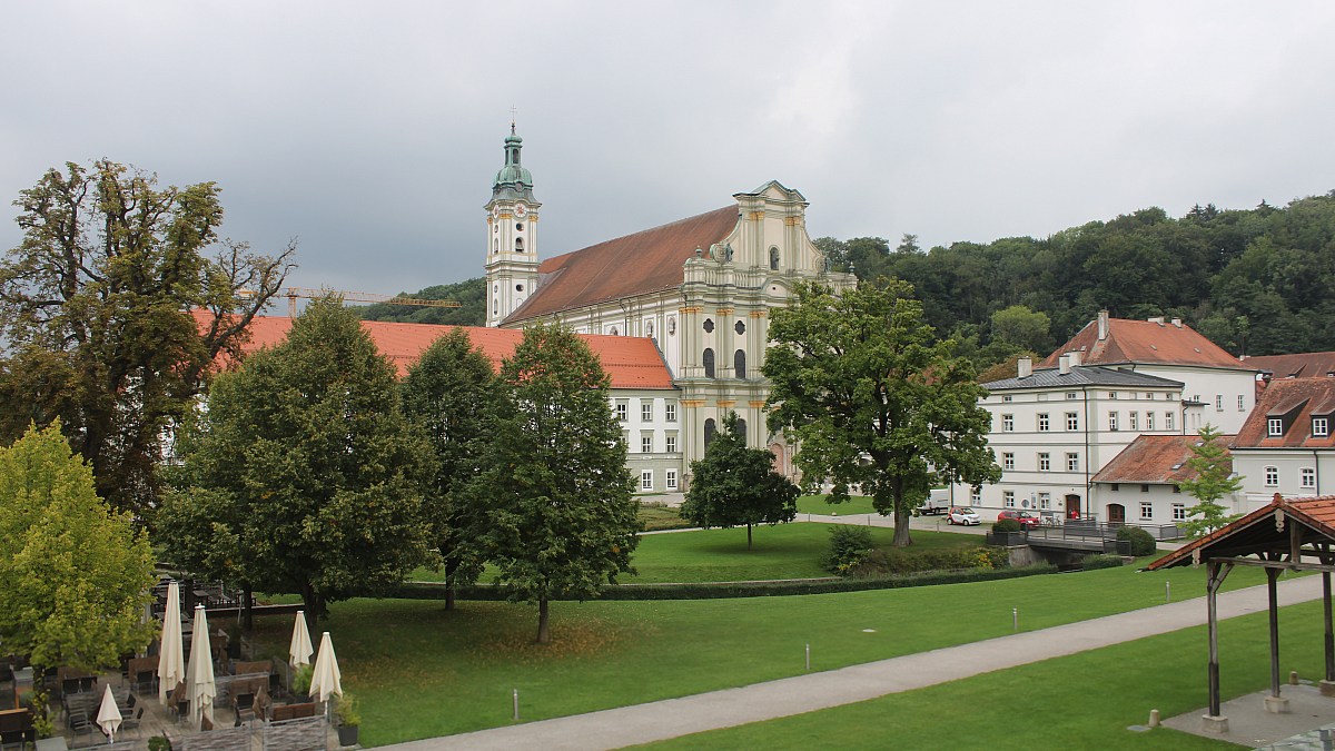 Veranstaltungsforum Fürstenfeld - Blick zur Klosterkirche - Foto-Webcam.eu