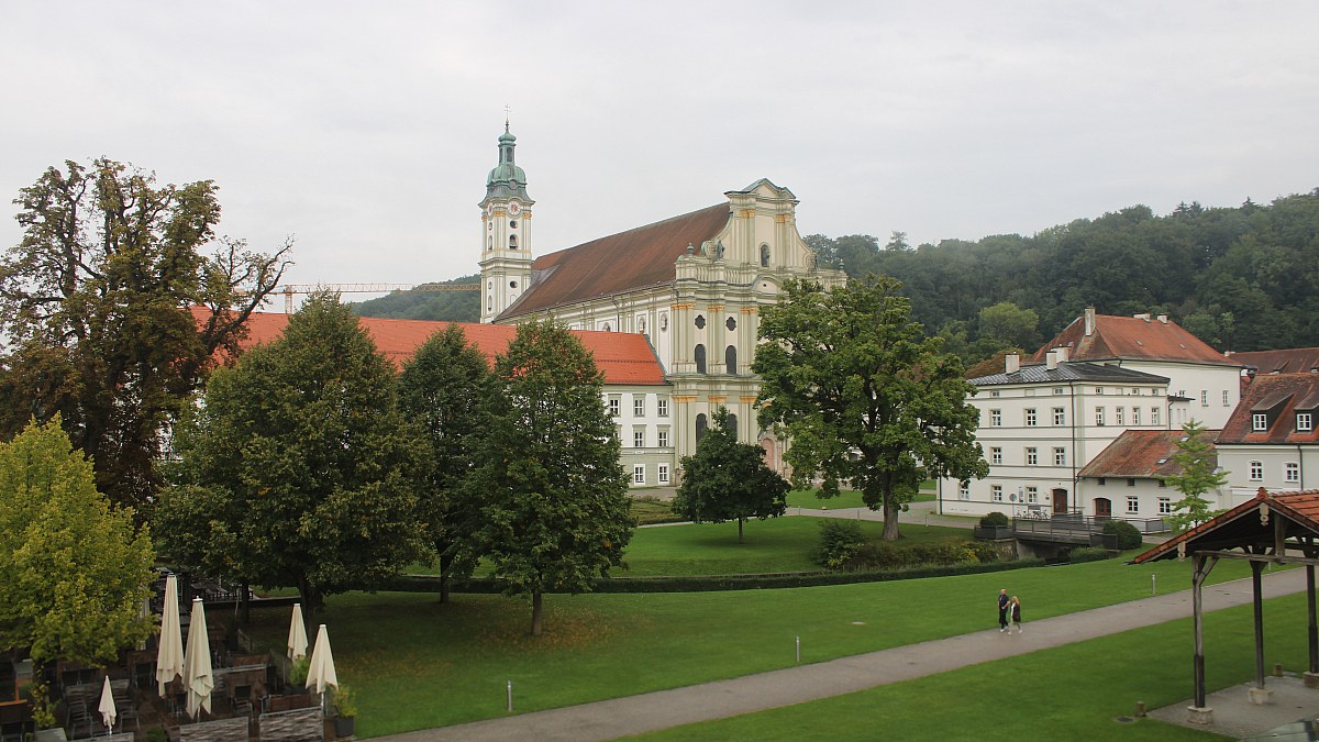 Veranstaltungsforum Fürstenfeld - Blick zur Klosterkirche - Foto-Webcam.eu