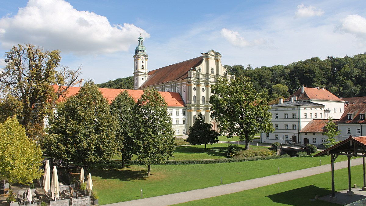 Veranstaltungsforum Fürstenfeld - Blick zur Klosterkirche - Foto-Webcam.eu