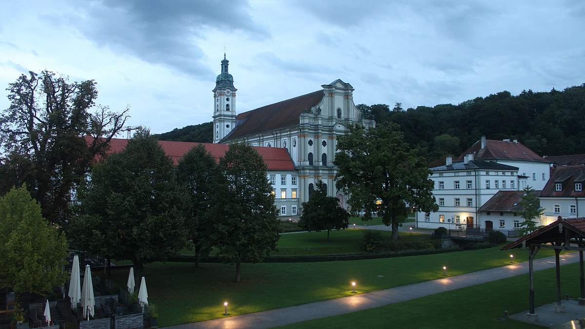 Veranstaltungsforum Fürstenfeld - Blick zur Klosterkirche - Foto-Webcam.eu