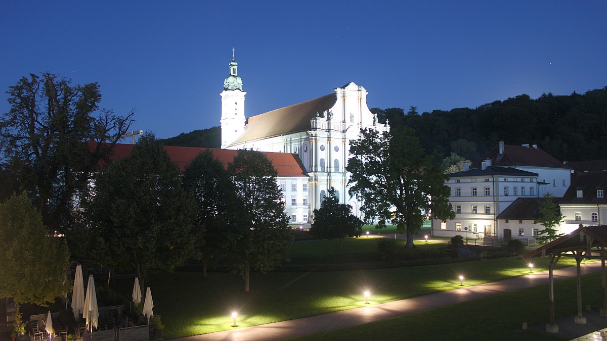 Veranstaltungsforum Fürstenfeld - Blick zur Klosterkirche - Foto-Webcam.eu