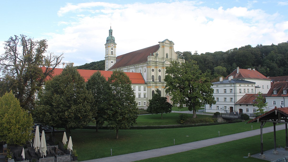 Veranstaltungsforum Fürstenfeld - Blick zur Klosterkirche - Foto-Webcam.eu