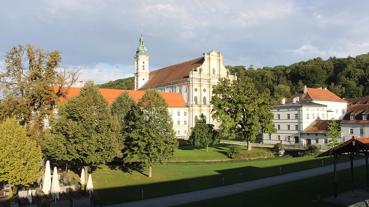 Veranstaltungsforum Fürstenfeld - Blick zur Klosterkirche - Foto-Webcam.eu
