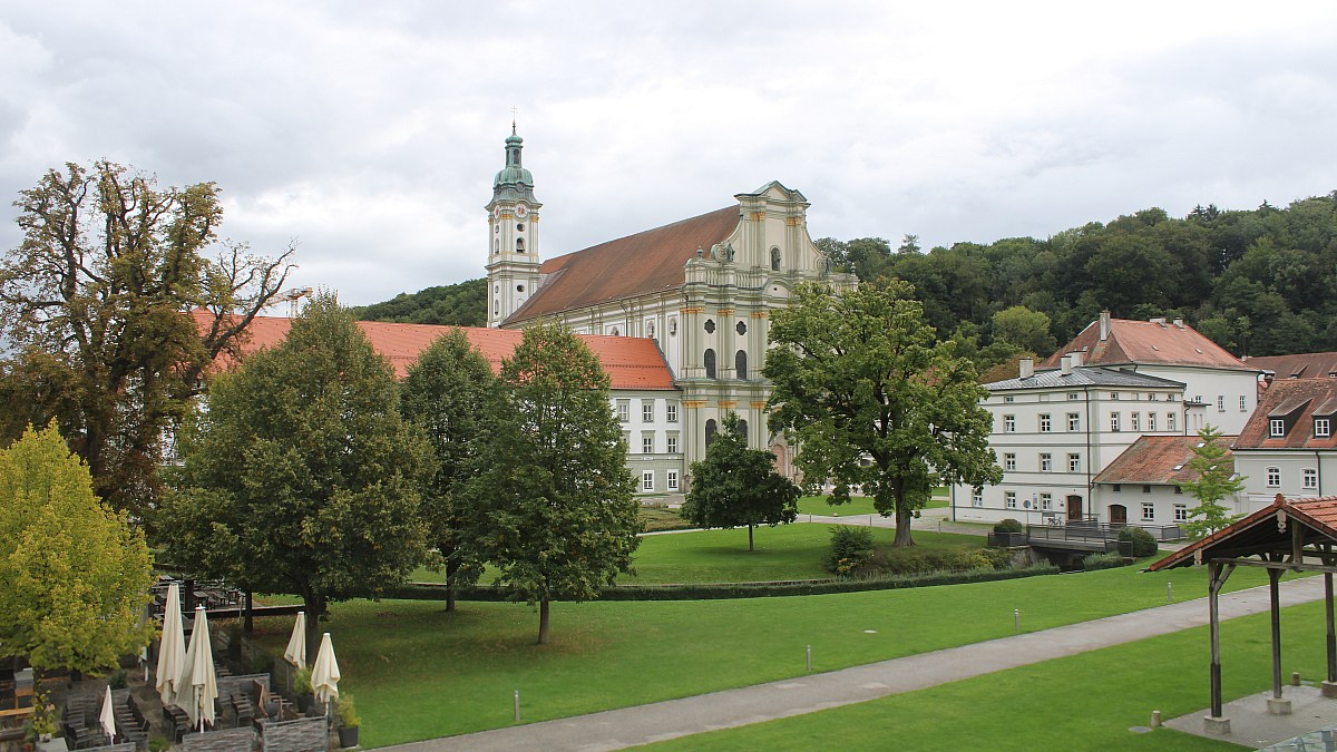 Veranstaltungsforum Fürstenfeld - Blick zur Klosterkirche - Foto-Webcam.eu