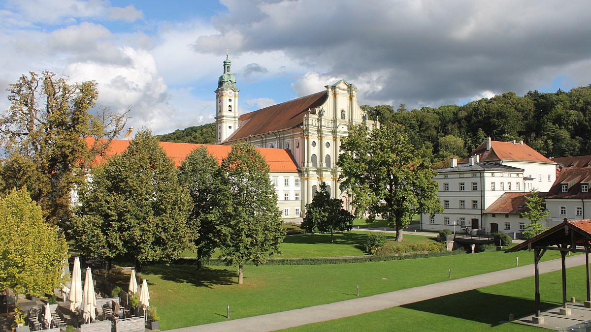 Veranstaltungsforum Fürstenfeld - Blick zur Klosterkirche - Foto-Webcam.eu