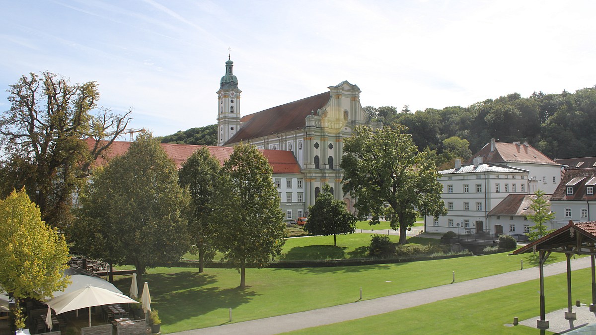 Veranstaltungsforum Fürstenfeld - Blick zur Klosterkirche - Foto-Webcam.eu