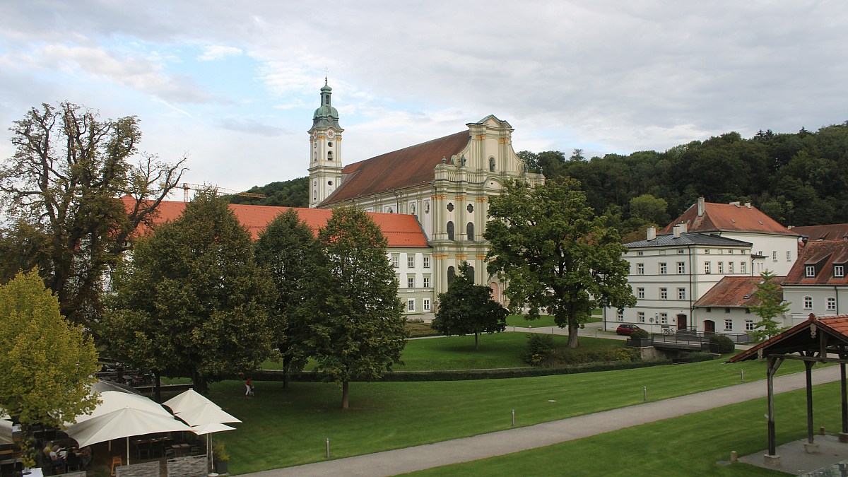 Veranstaltungsforum Fürstenfeld - Blick zur Klosterkirche - Foto-Webcam.eu