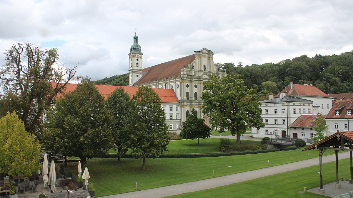 Veranstaltungsforum Fürstenfeld - Blick zur Klosterkirche - Foto-Webcam.eu