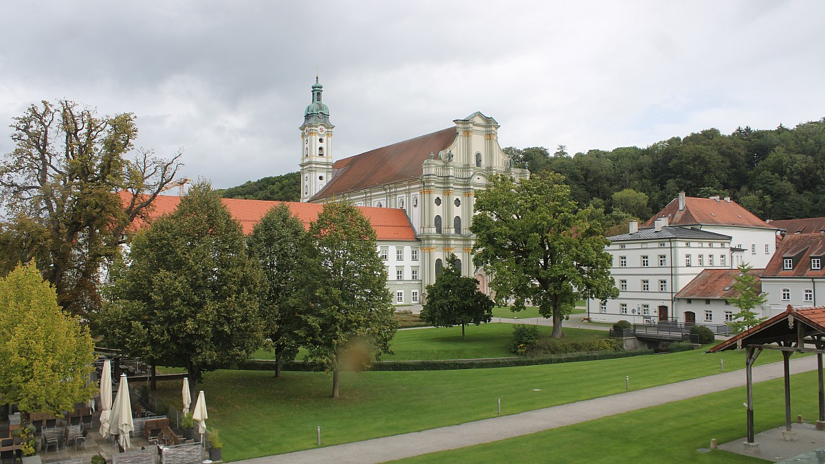 Veranstaltungsforum Fürstenfeld - Blick zur Klosterkirche - Foto-Webcam.eu