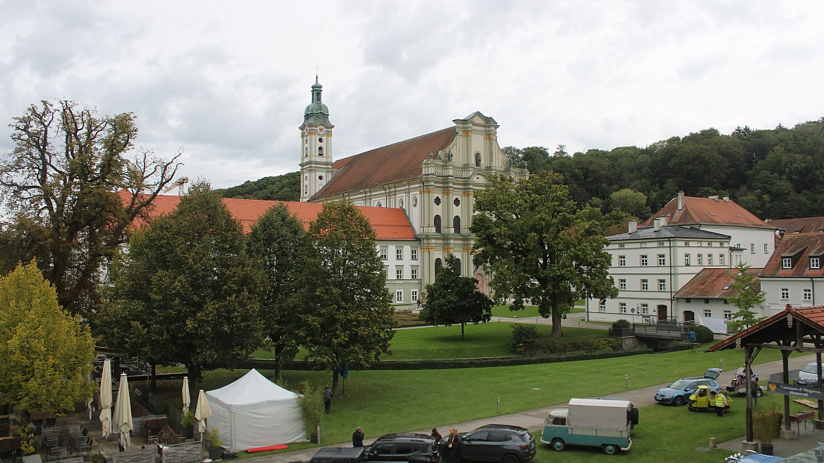 Veranstaltungsforum Fürstenfeld - Blick zur Klosterkirche - Foto-Webcam.eu