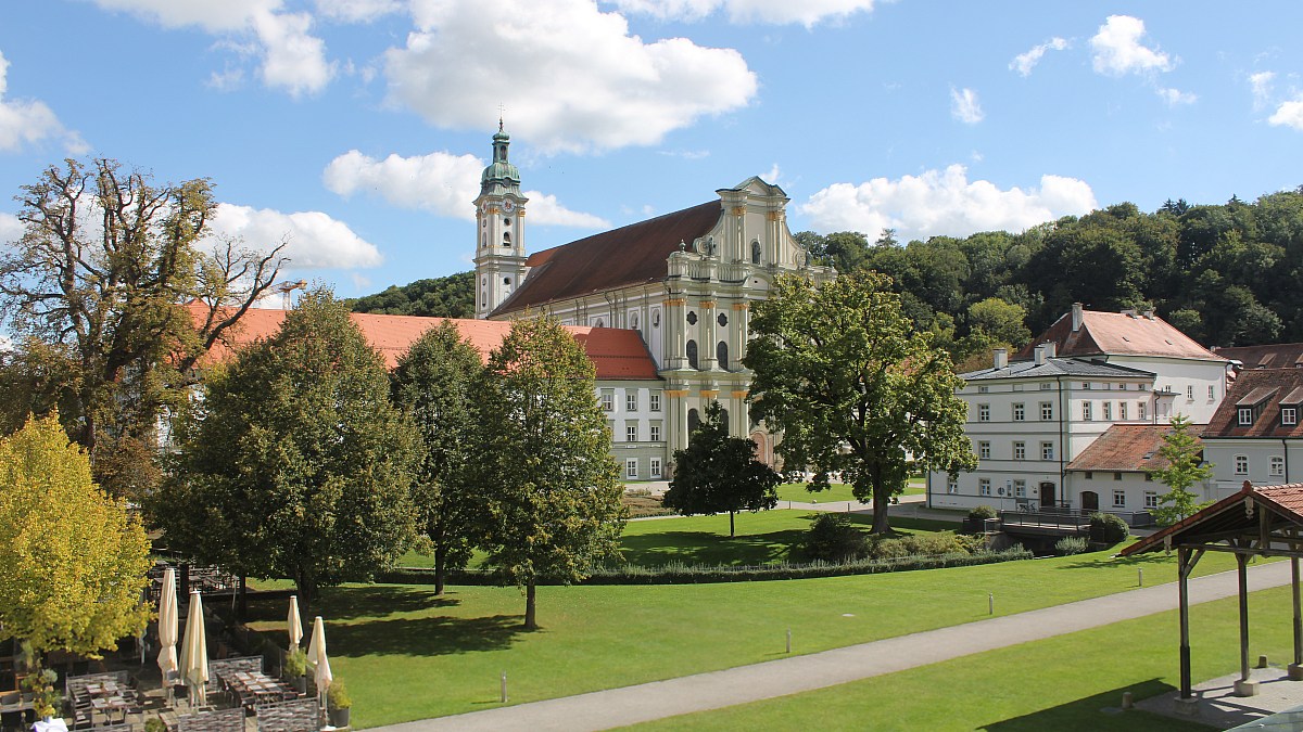Veranstaltungsforum Fürstenfeld - Blick zur Klosterkirche - Foto-Webcam.eu