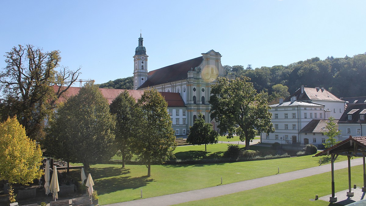 Veranstaltungsforum Fürstenfeld - Blick zur Klosterkirche - Foto-Webcam.eu