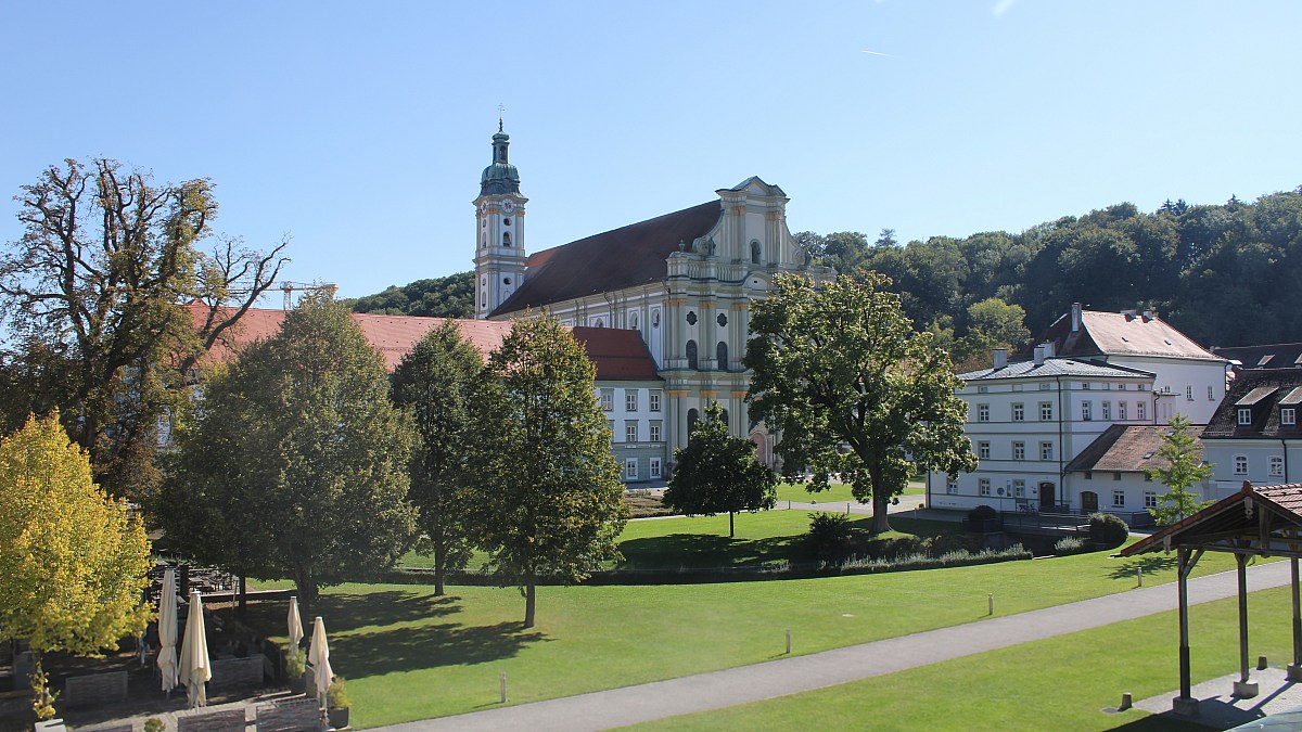 Veranstaltungsforum Fürstenfeld - Blick zur Klosterkirche - Foto-Webcam.eu