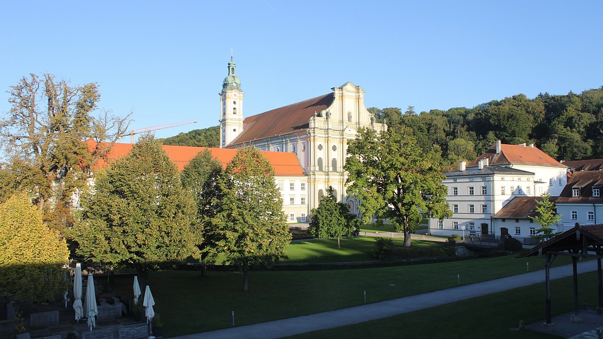Veranstaltungsforum Fürstenfeld - Blick zur Klosterkirche - Foto-Webcam.eu