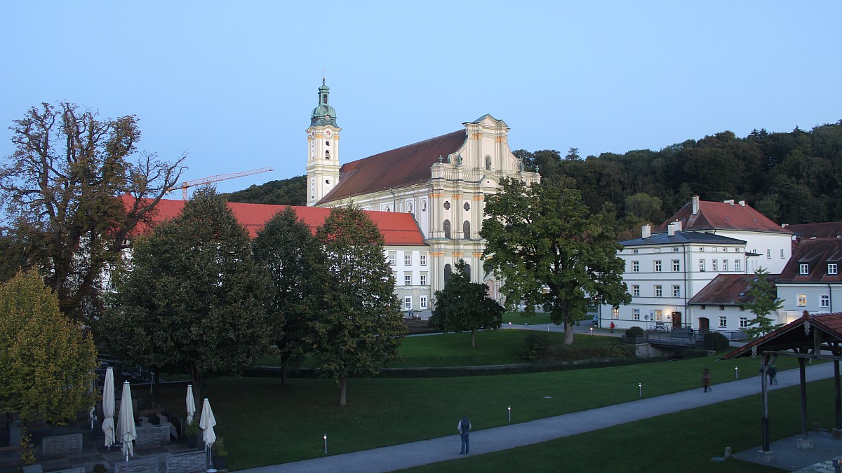 Veranstaltungsforum Fürstenfeld - Blick zur Klosterkirche - Foto-Webcam.eu