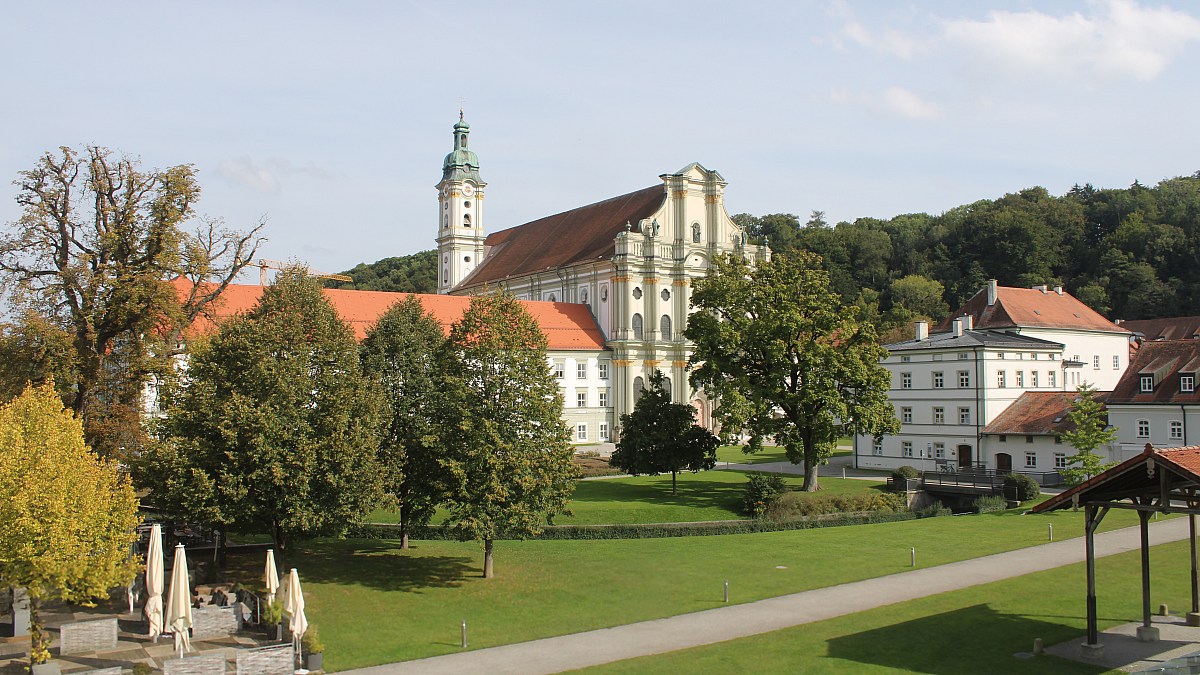 Veranstaltungsforum Fürstenfeld - Blick zur Klosterkirche - Foto-Webcam.eu