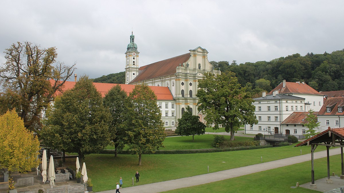 Veranstaltungsforum Fürstenfeld - Blick zur Klosterkirche - Foto-Webcam.eu