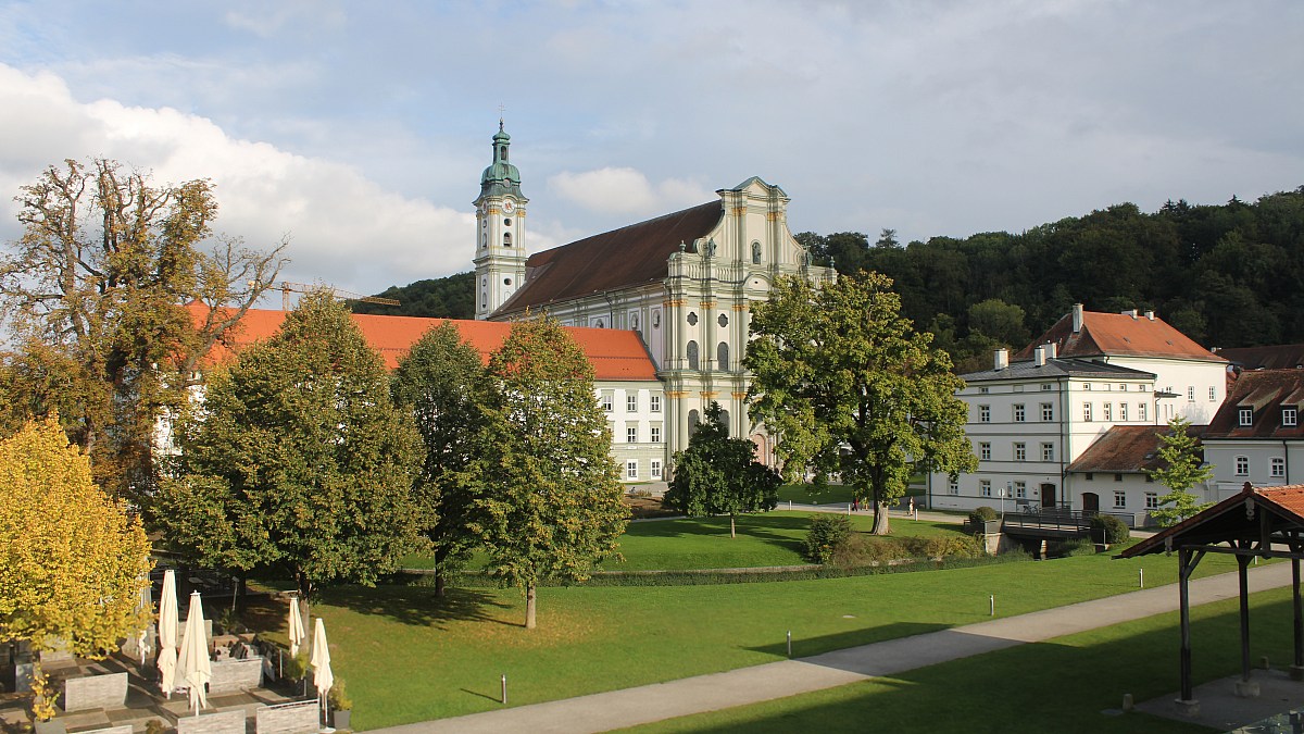 Veranstaltungsforum Fürstenfeld - Blick zur Klosterkirche - Foto-Webcam.eu